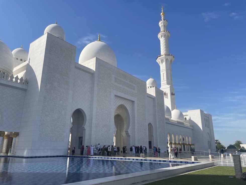 Abu Dhabi and one of the largest mosques in the world | Wanderlost